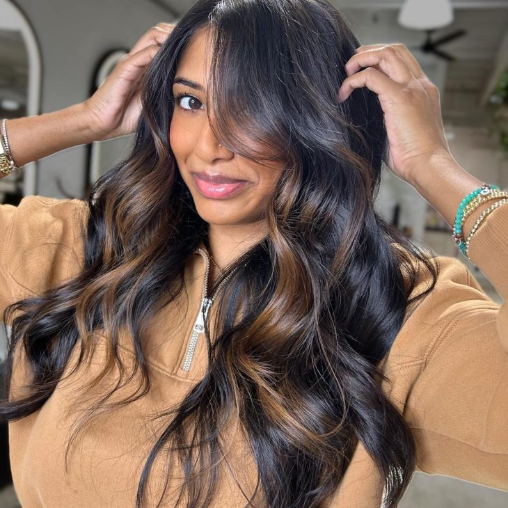 Morena iluminada em cabelo preto: 45 fotos para se inspirar
