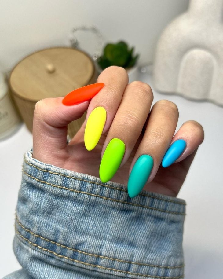 Unhas neon: nails arts vibrantes e tutoriais práticos
