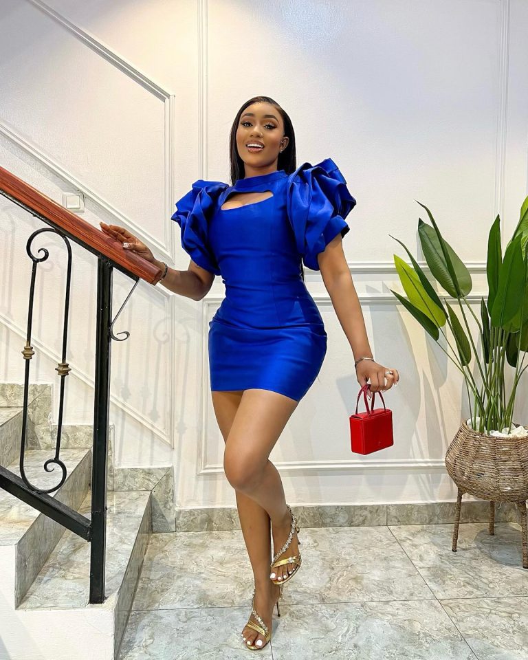Azul royal: como combinar, ideias de outfits e onde comprar