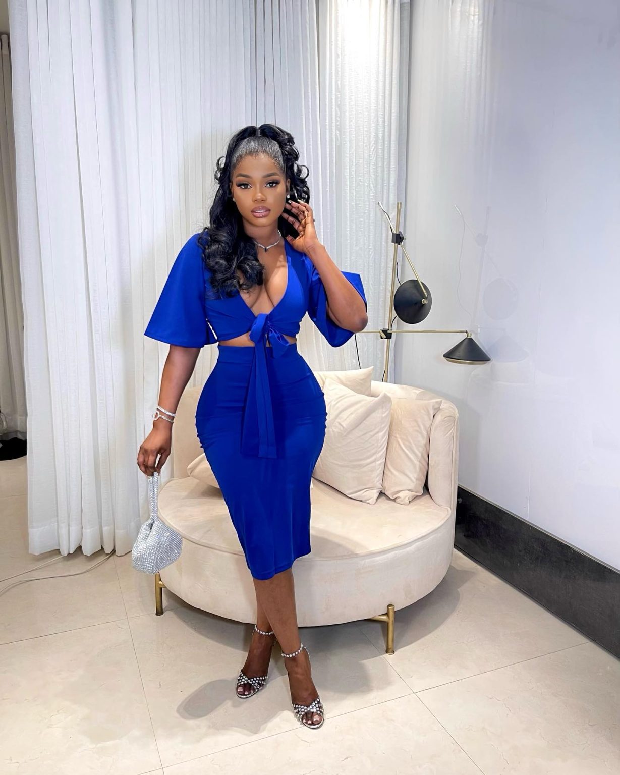 Azul royal: como combinar, ideias de outfits e onde comprar