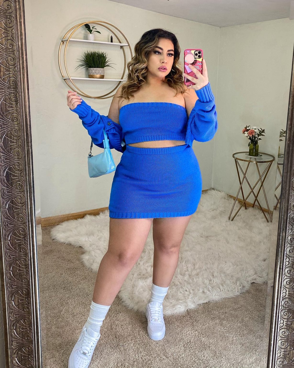 Azul royal: como combinar, ideias de outfits e onde comprar