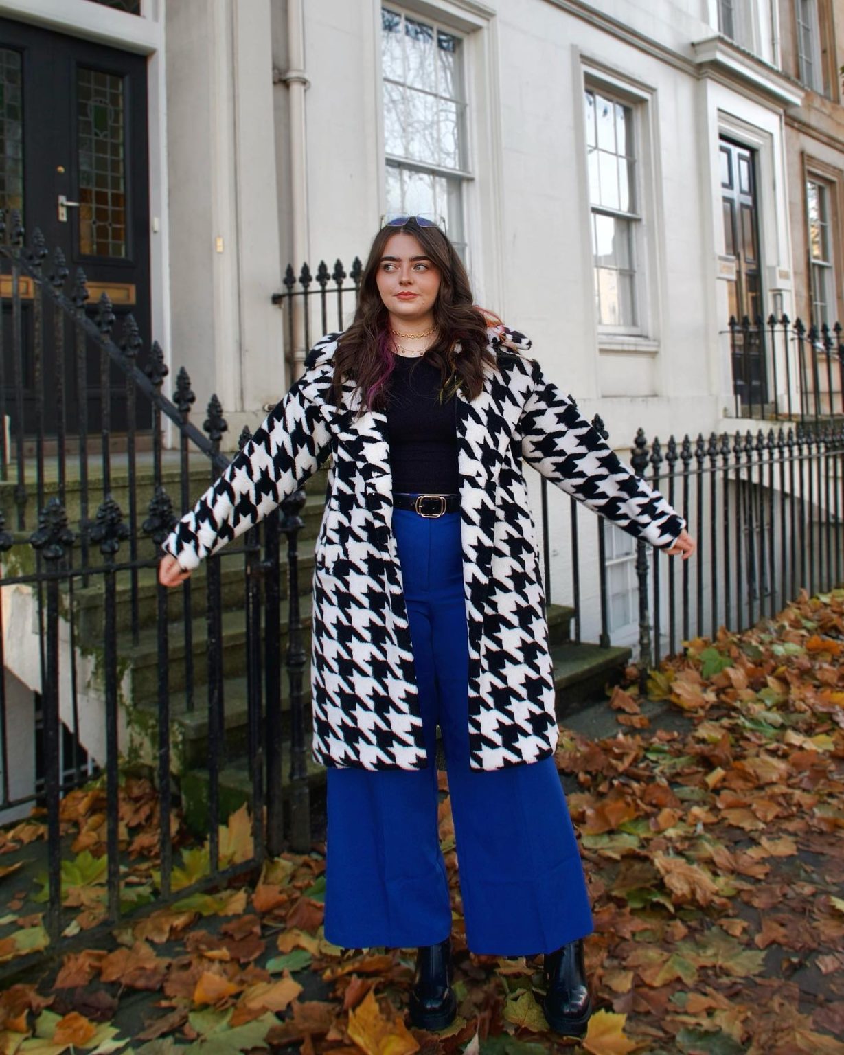 Azul royal: como combinar, ideias de outfits e onde comprar