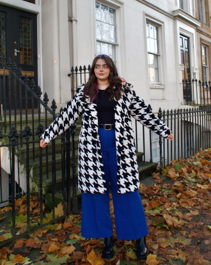 Azul royal: como combinar, ideias de outfits e onde comprar