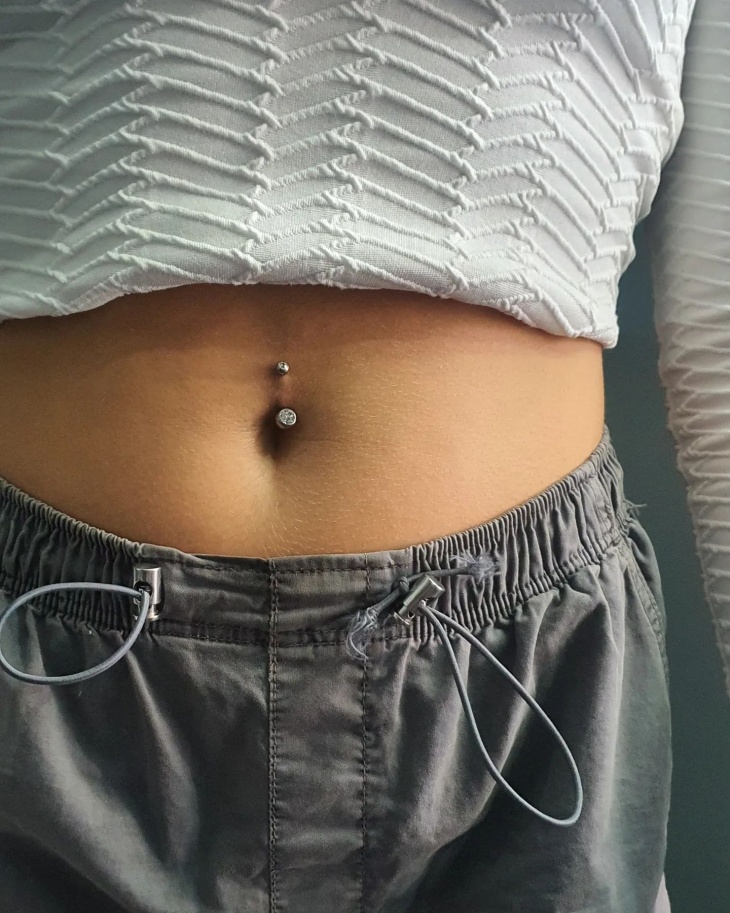 Piercing no umbigo: como é feito, tipos, cuidados e dúvidas
